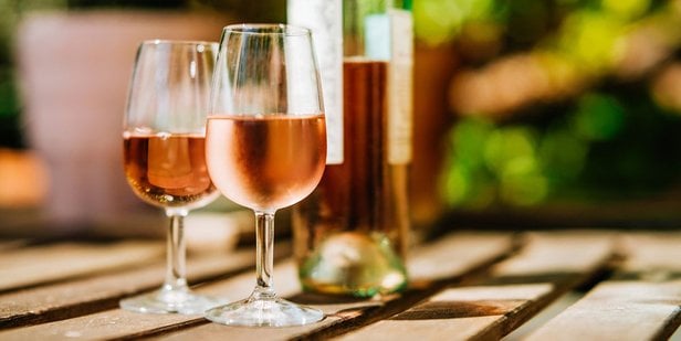 8 Irresistible Pinot Noir Rose Wines (Tasting Notes, Food Pairings)