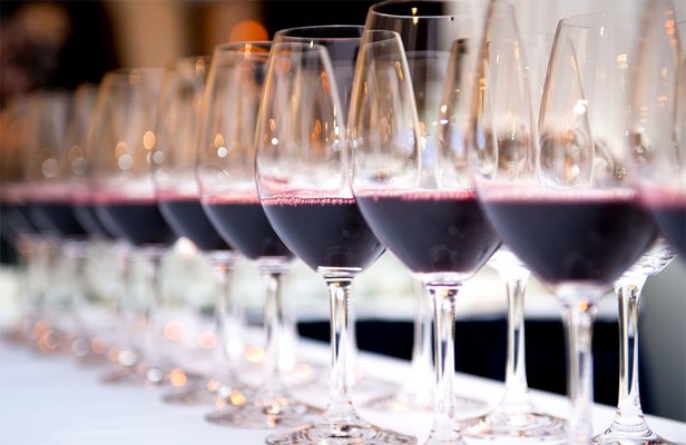 Guide to Wine Color: What Does It Tell You & How To Evaluate It